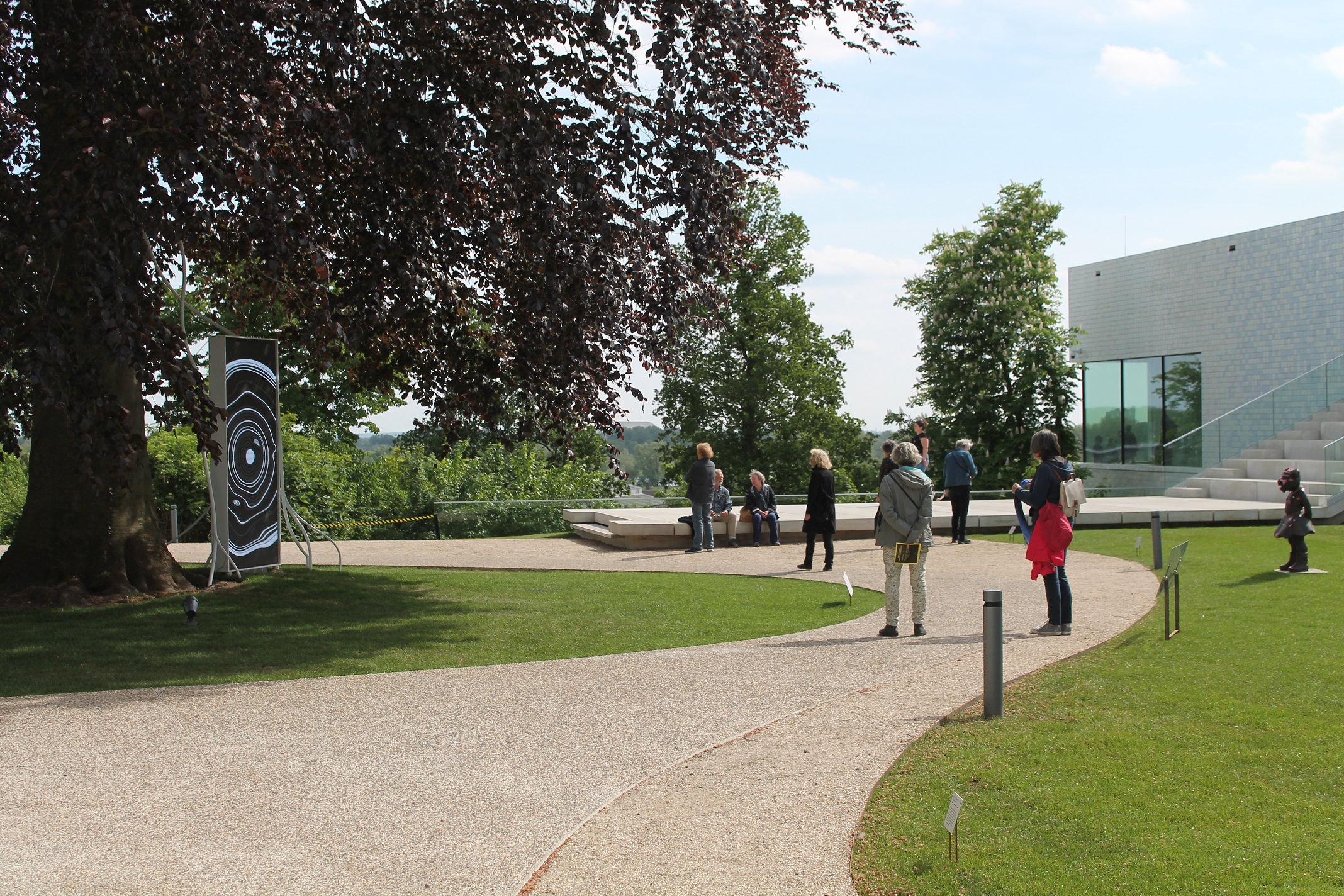 Halfverharde wandelpaden in beeldentuin Museum Arnhem - De Beijer